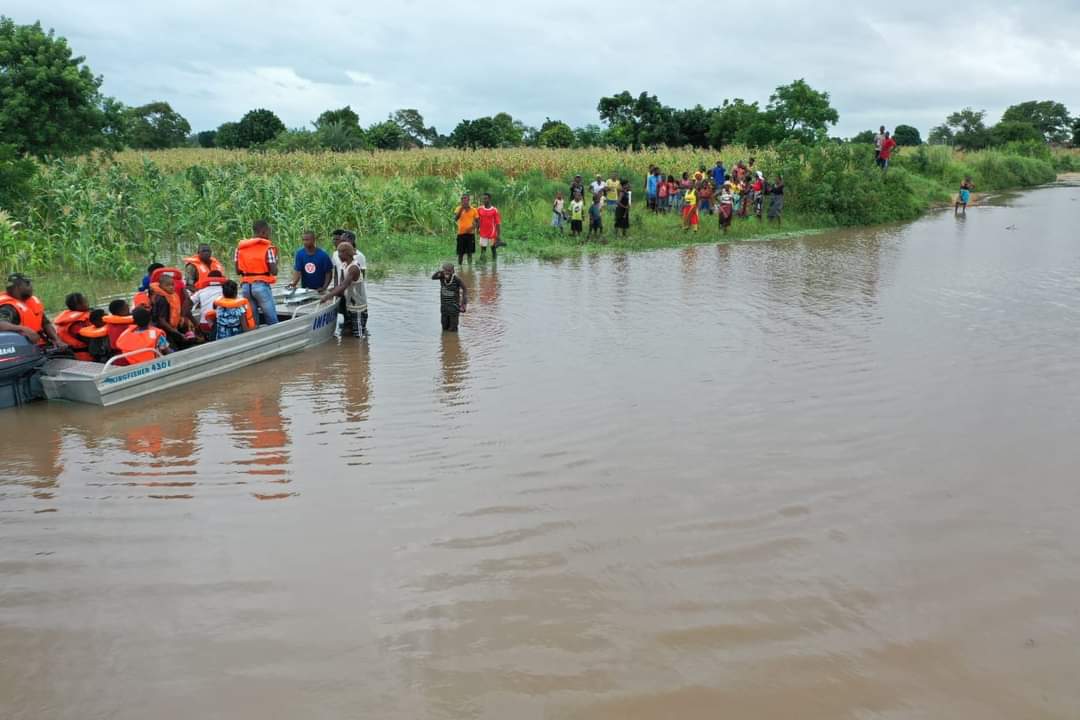 Cheias: "Enquanto o povo morria e chorava em Boane, políticos e seus ...
