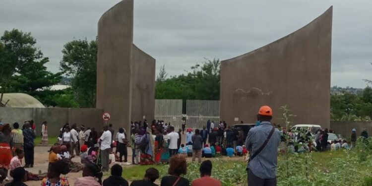 TSU e a greve no município de Maputo: Ontem os coveiros do cemitério de ...
