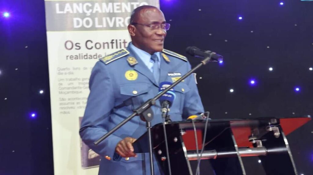Bernardino Rafael lança o seu quarto livro intitulado, os conflitos ...
