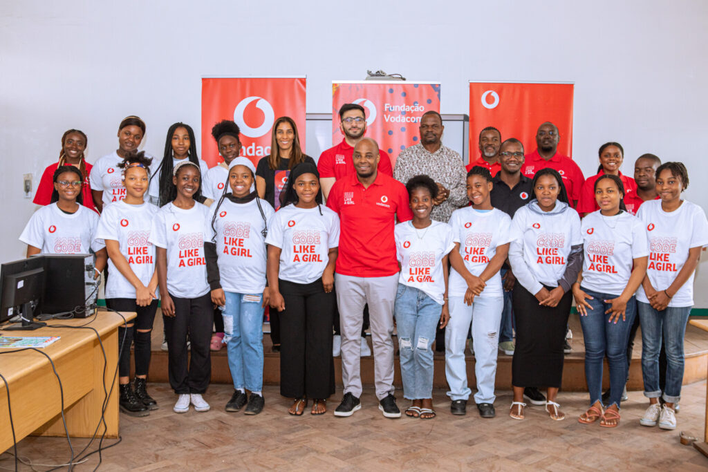 Vodacom Forma Mais de 2000 Raparigas em Programação com o Programa Code ...