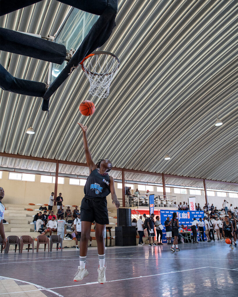 Cinco vezes campeão da National Basketball Association (NBA), Ron ...