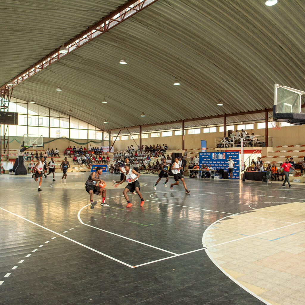 Cinco vezes campeão da National Basketball Association (NBA), Ron ...